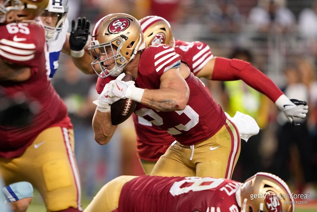 NFL 최고 러닝백 CMC, 16경기 연속 터치다운…전설 O.J. 심슨 넘어 서｜스포츠동아