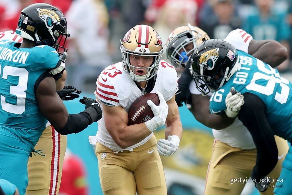 SF 스타 러닝백 CMC, NFL 최초 18경기 연속 TD 실패…팀은 34-3 대승｜스포츠동아