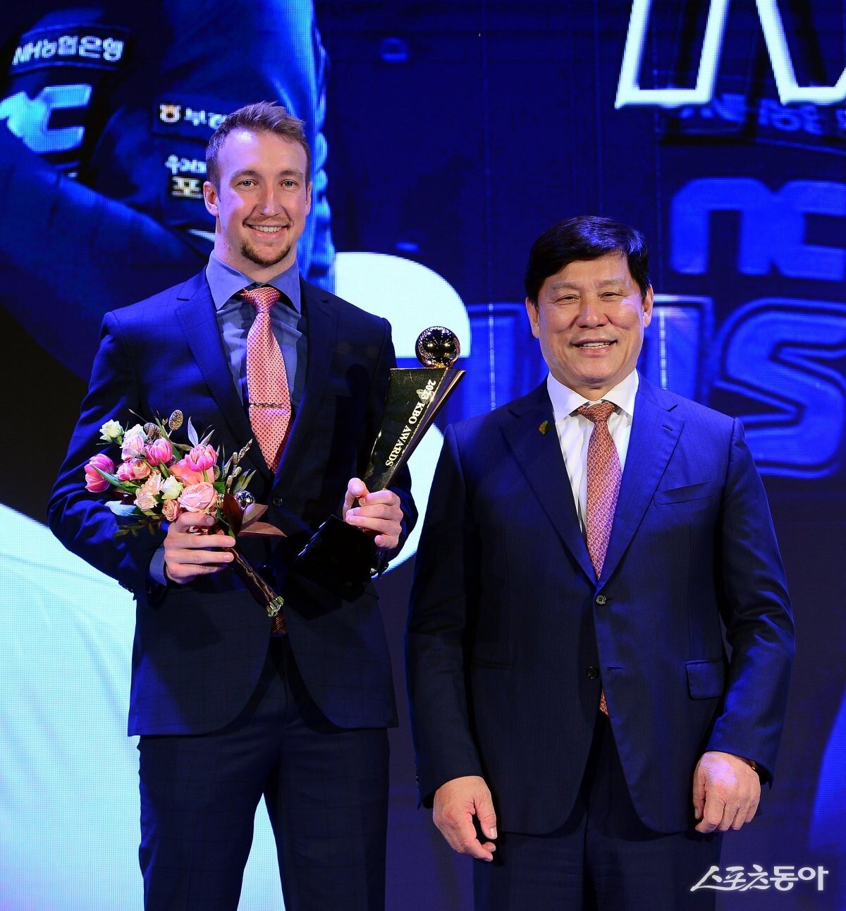 페디, 2023 KBO MVP 수상! [포토]｜스포츠동아