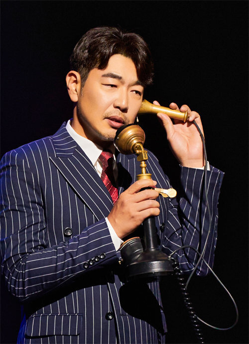 Actor Lee Jong-hyuk plays Julian Marsh in ‘42nd Street’ : The DONG-A ILBO