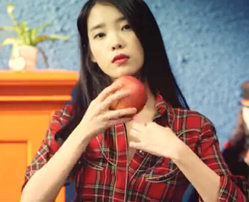 아이유 ‘스물셋’ MV, 사과를 가슴에? …풍만한 몸매 연출 ‘눈길’ : 비즈N