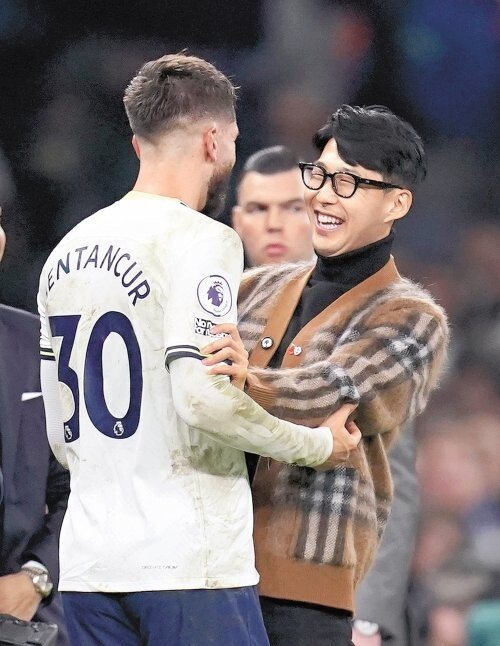 Son Heung-min shows himself at Tottenham stadium | The DONG-A ILBO