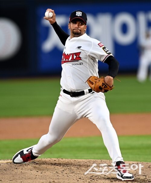 ‘압도적 활약’ KT 쿠에바스, KBO 8월 월간 MVP 선정!｜스포츠동아