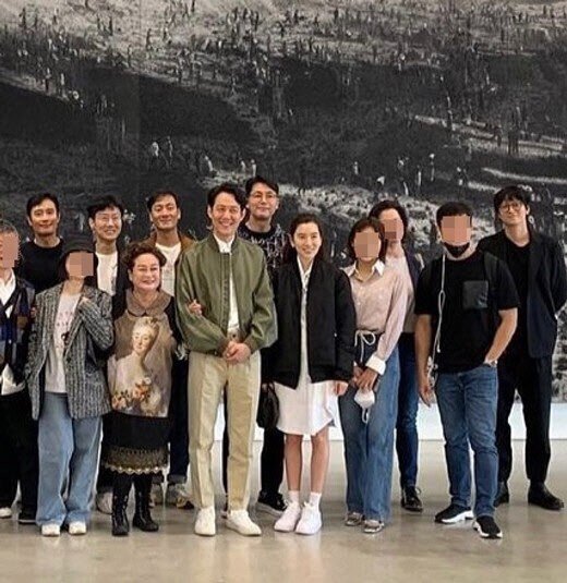 Lee Jung-jae and Lim Se-ryung in a group photo side by side... Vice ...