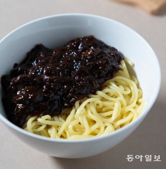 ‘서민 음식’ 짜장면 가격, 50년 만에 60배 올라…평균 6361원 : 비즈N