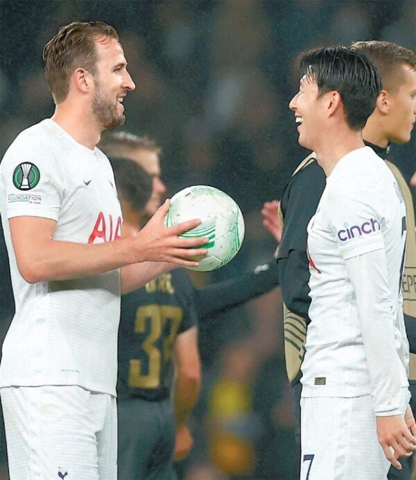 Son, Kane make perfect combination | The DONG-A ILBO