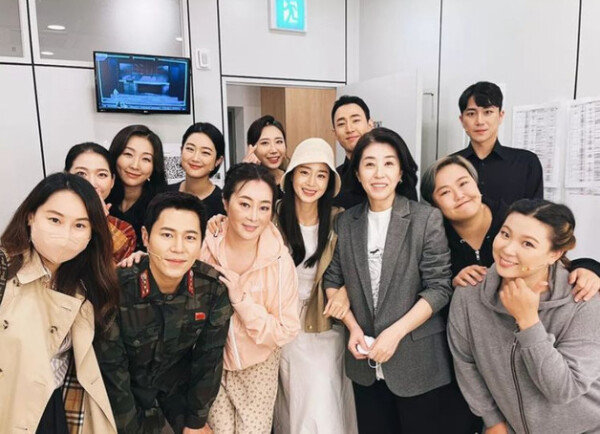 Kim Tae-hee, bright smile, recent status... Musical outing with Kim Mi ...