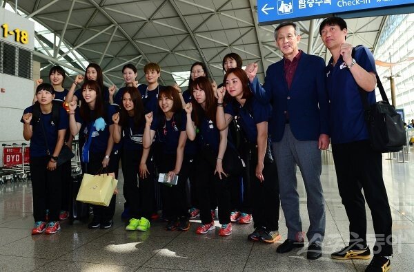 [포토] 체코에서 승전보 기대하세요~ : 스포츠동아