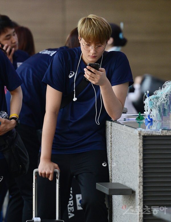 [포토] 김희진 ‘로밍은 필수~’｜스포츠동아