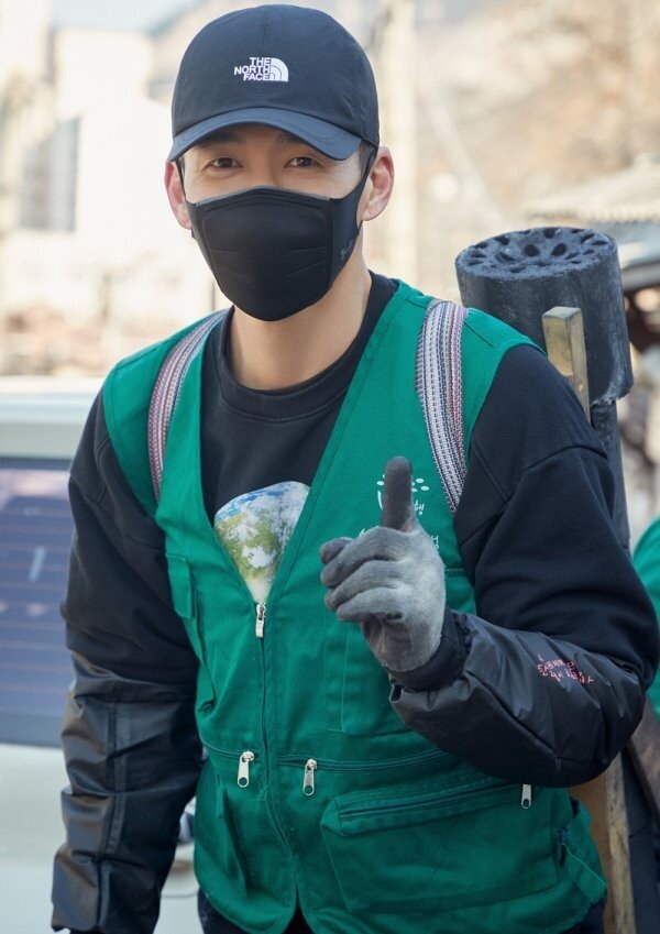 그저 한 줄기 빛…션 봉사활동에 YG도 함께 : 스포츠동아