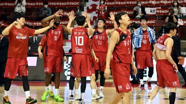 [포토] KGC, KT를 꺾고 6강 PO 1차전 승리!｜스포츠동아