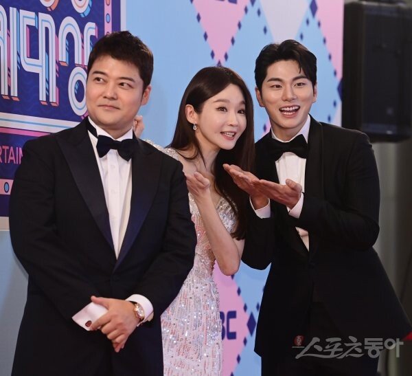 전현무-강민경-이이경, 방송연예대상의 3MC (MBC 방송연예대상)[포토]｜스포츠동아