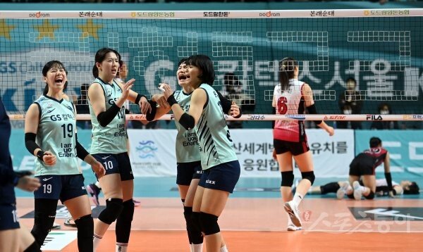 GS칼텍스, KGC 상대로 3-2 승리 [포토]｜스포츠동아