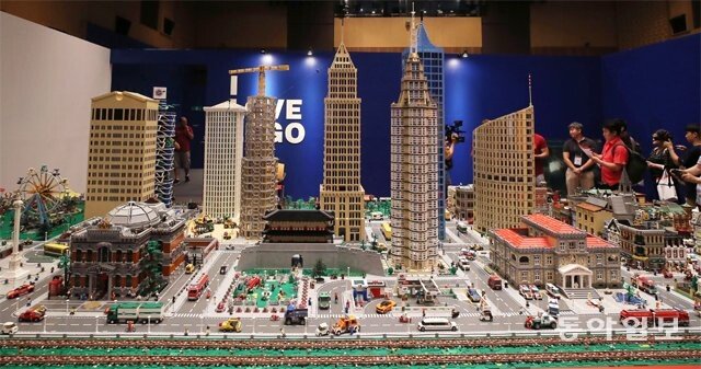 A magical world built by more than 1 million LEGO bricks | The DONG-A ILBO