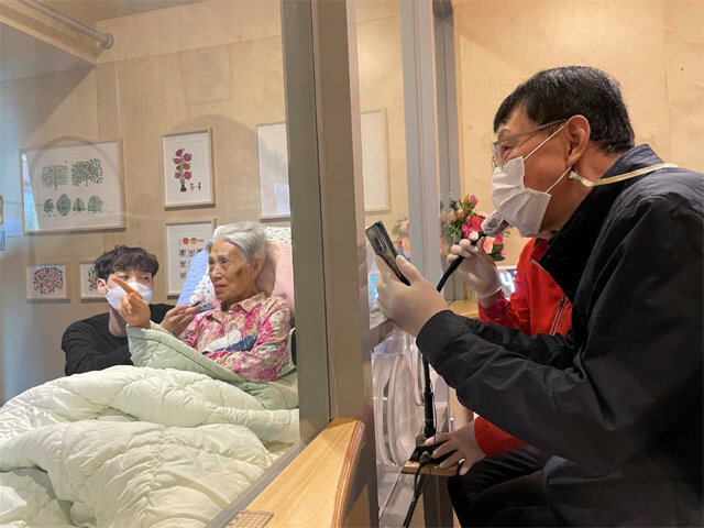 Non-contact visit room installed for nursing homes | The DONG-A ILBO