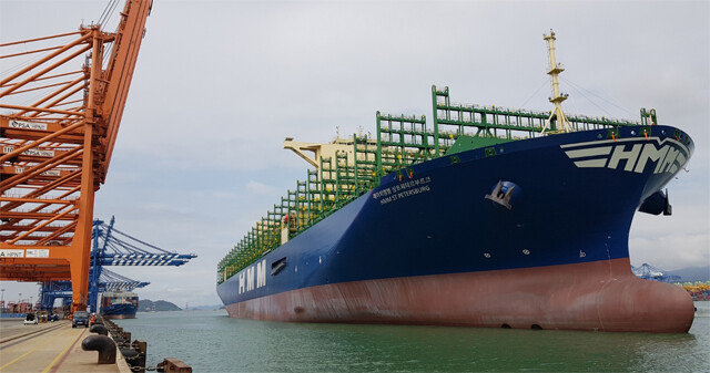 HMM、世界最大のコンテナ船12隻すべて出港 | 東亜日報