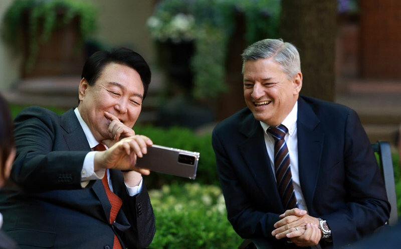 Yoon meets Netflix CEO, soliciting 2.5-billion-dollar investment | The ...