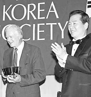 Jimmy Carter receives Van Fleet award | The DONG-A ILBO