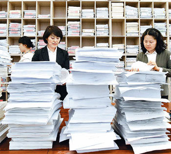 Piles of pending bills | The DONG-A ILBO