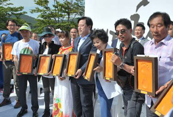 `From the end of the earth` | The DONG-A ILBO