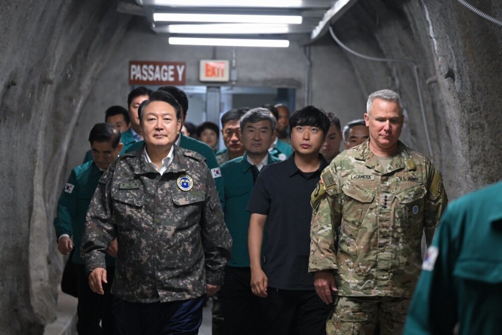 President Yoon visits Command Post Tango in Seongnam | The DONG-A ILBO