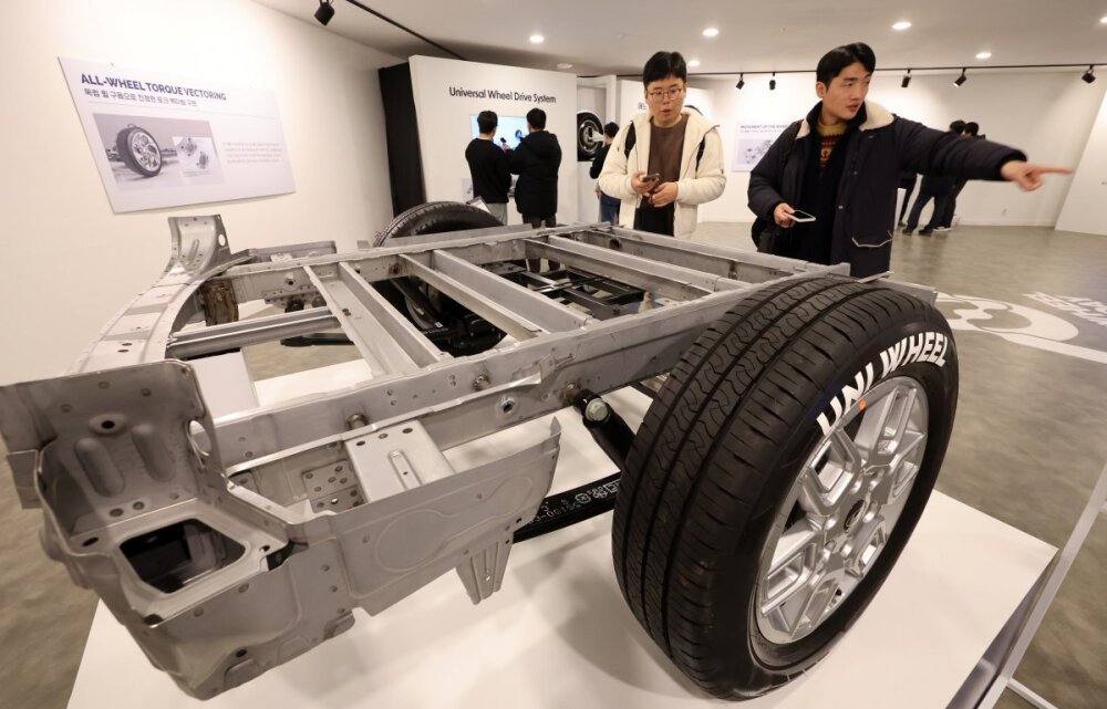 Hyundai Motor and Kia unveils 'universal wheel drive system' | The DONG ...
