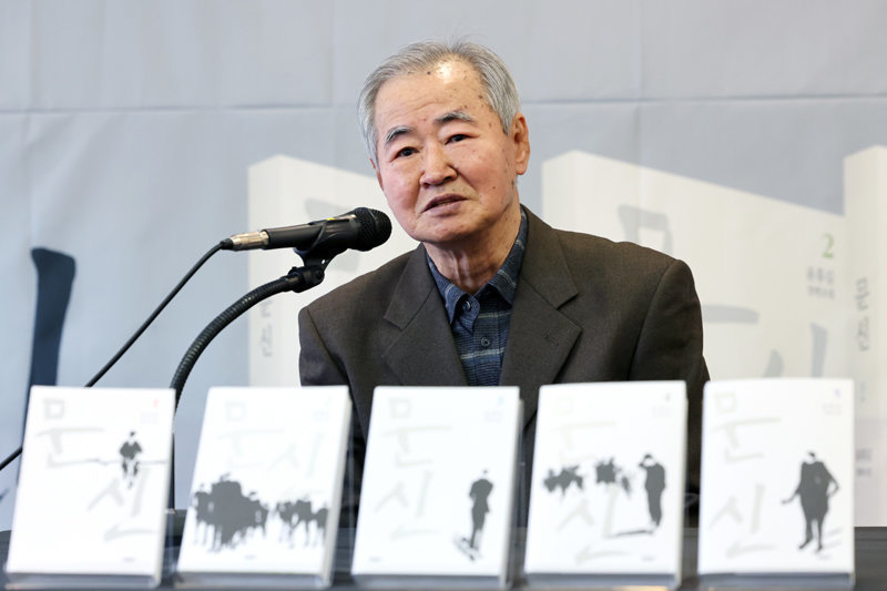 Yoon Heung-gil finishes his novel ‘Tatoo’ in over five years | The DONG ...