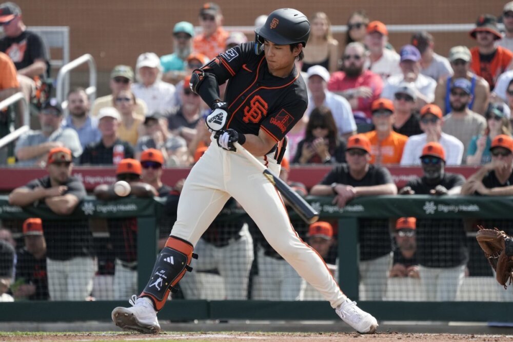 Lee Jung-hoo scores a hit in first MLB exhibition game | The DONG-A ILBO