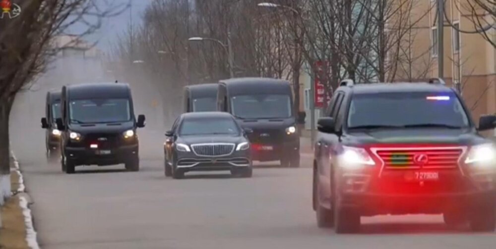 Kim Jong Un's Lexus and Ford security vehicles | The DONG-A ILBO