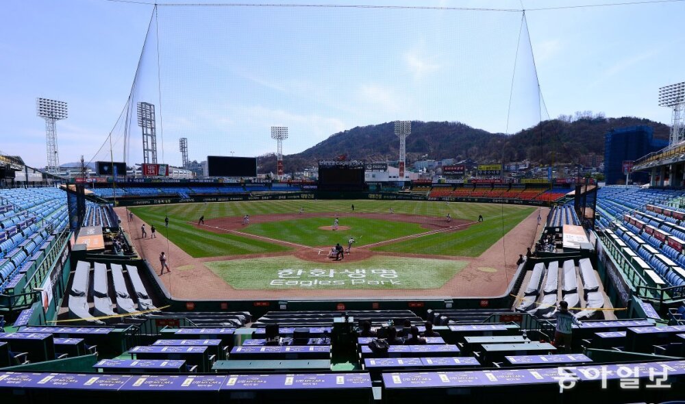 New KBO season opens with robot referee in action | The DONG-A ILBO