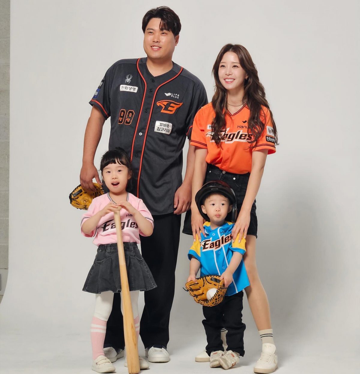 Ryu Hyun-jin♥Bae Ji-hyun, family photo revealed… Daughter and son who ...