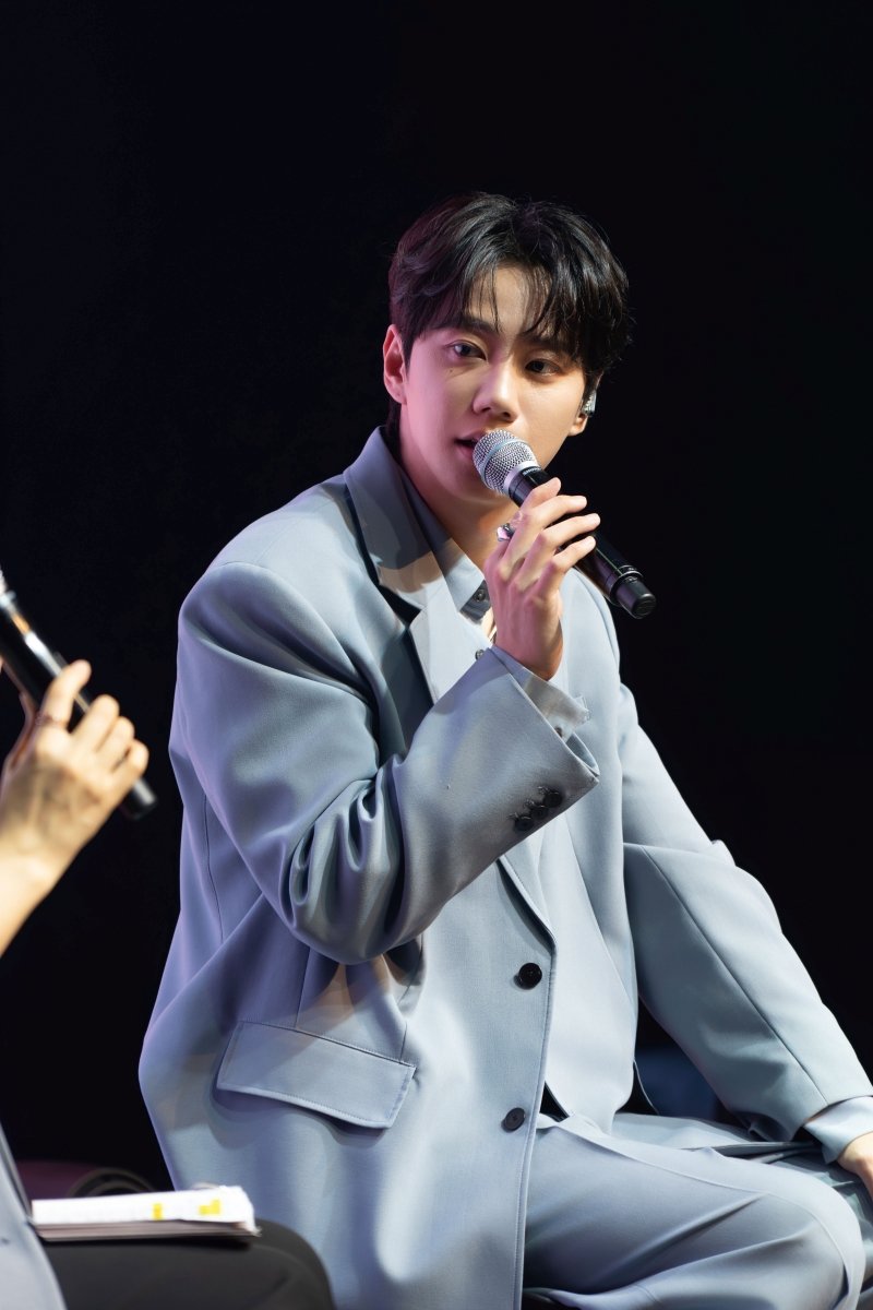 “It’s not Lee Jun-hyeok, it’s Lee Jun-young” Fan meeting a success amid cheers from fans｜All kstar