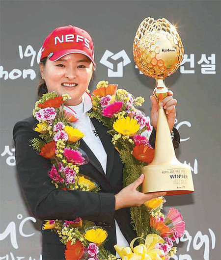 고진영, KLPGA 시즌 첫 2승 : 비즈N
