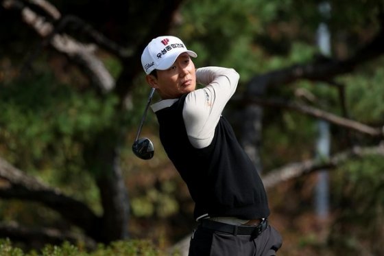 엄재웅, KPGA 부산오픈 3R 1위 도약…통산 2승 보인다 : 비즈N