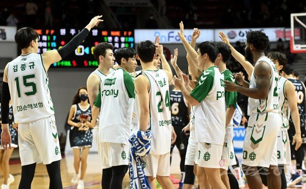 DB, KGC를 상대로 96-90 연장 승리! [포토]｜스포츠동아