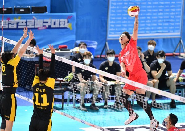 박철우·신영석이 보여준 베테랑의 힘…한국전력 4강 진출 [2022 KOVO컵]｜스포츠동아