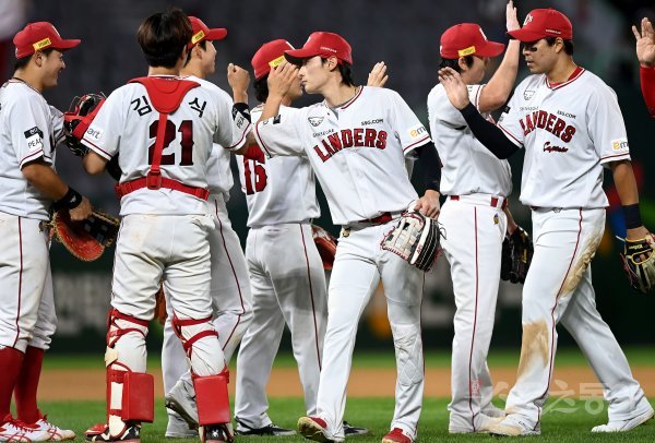 SSG, kt를 상대로 4-2 짜릿한 역전승! [포토]｜스포츠동아