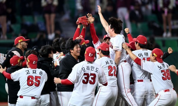 세상에 없던 ‘가장 완벽한 우승’…시작부터 끝까지 비범했던 SSG [SSG V5]｜스포츠동아