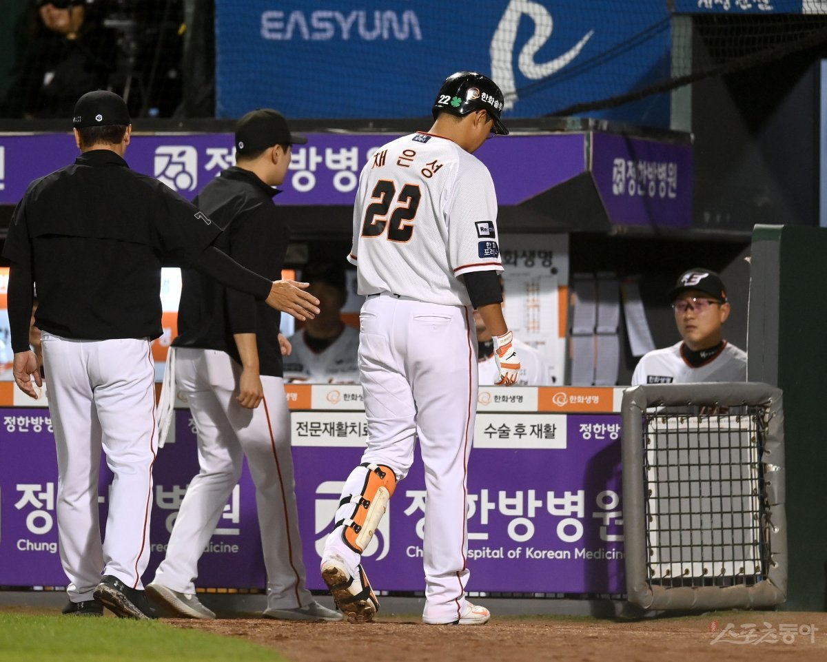 부상으로 교체되는 채은성 : MLBPARK