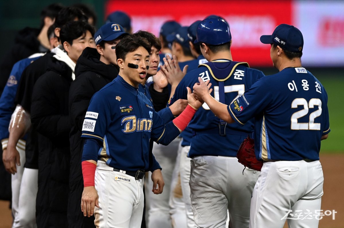 NC, SSG를 상대로 7-3 승리하며 2연승! [포토]｜스포츠동아