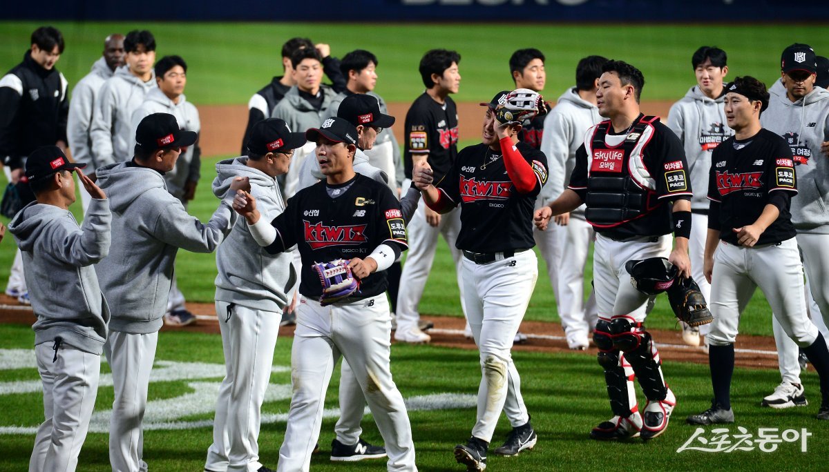 kt, NC에 승리하며 PO 1승 2패! [포토]｜스포츠동아