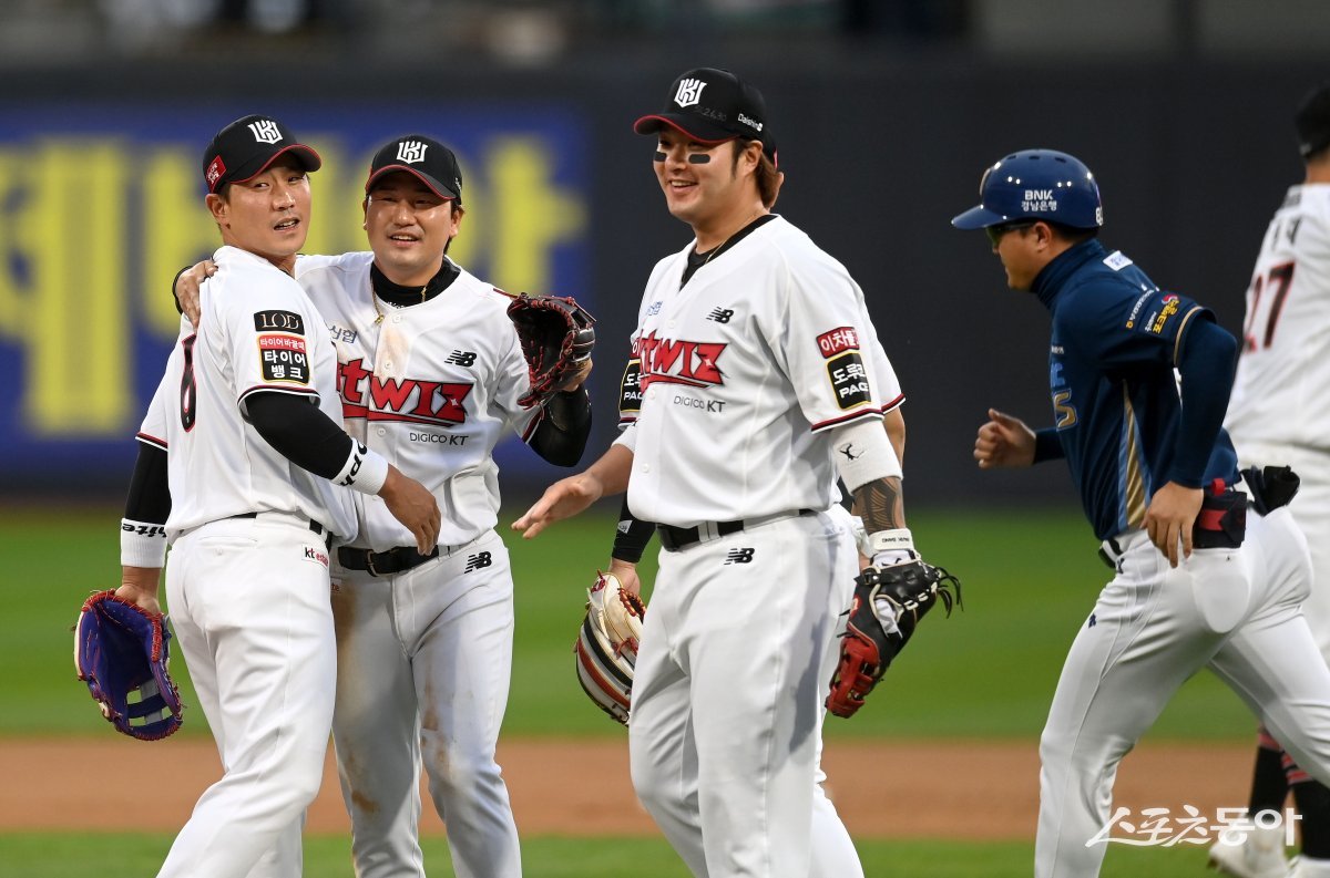 KT, PO 3승 2패로 KS 진출 [포토]｜스포츠동아