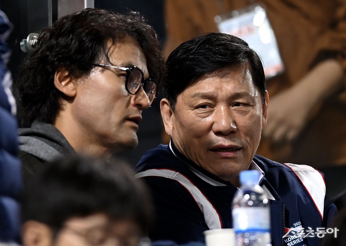 박찬호, 허구연 KBO 총재와 KS 2차전 관전 [포토]｜스포츠동아