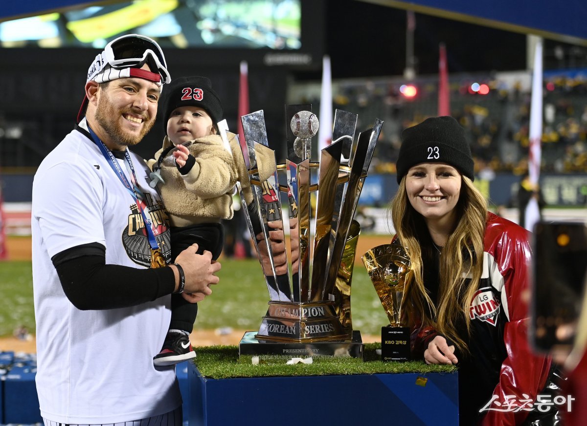 오스틴 ‘우승을 가족과 함께’ : MLBPARK