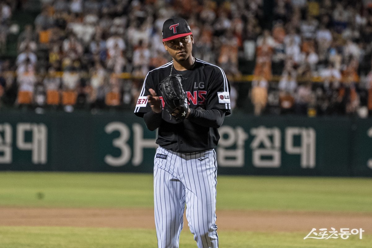 첫 원정경기에서 QS…‘제1선발’다운 투구 해낸 LG 에르난데스 : MLBPARK
