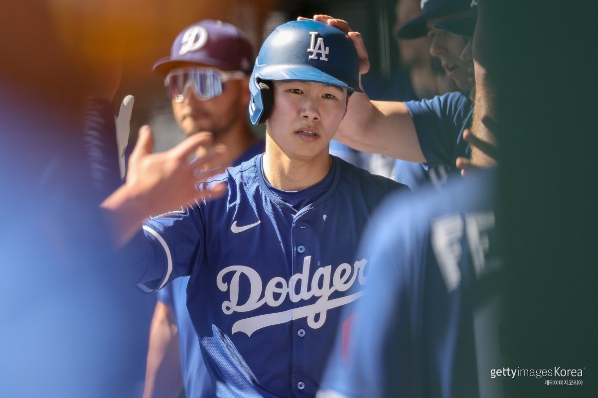 ‘2차 5명 마이너로’ 김혜성, 타격 부진 속 ML 캠프 생존 : MLBPARK