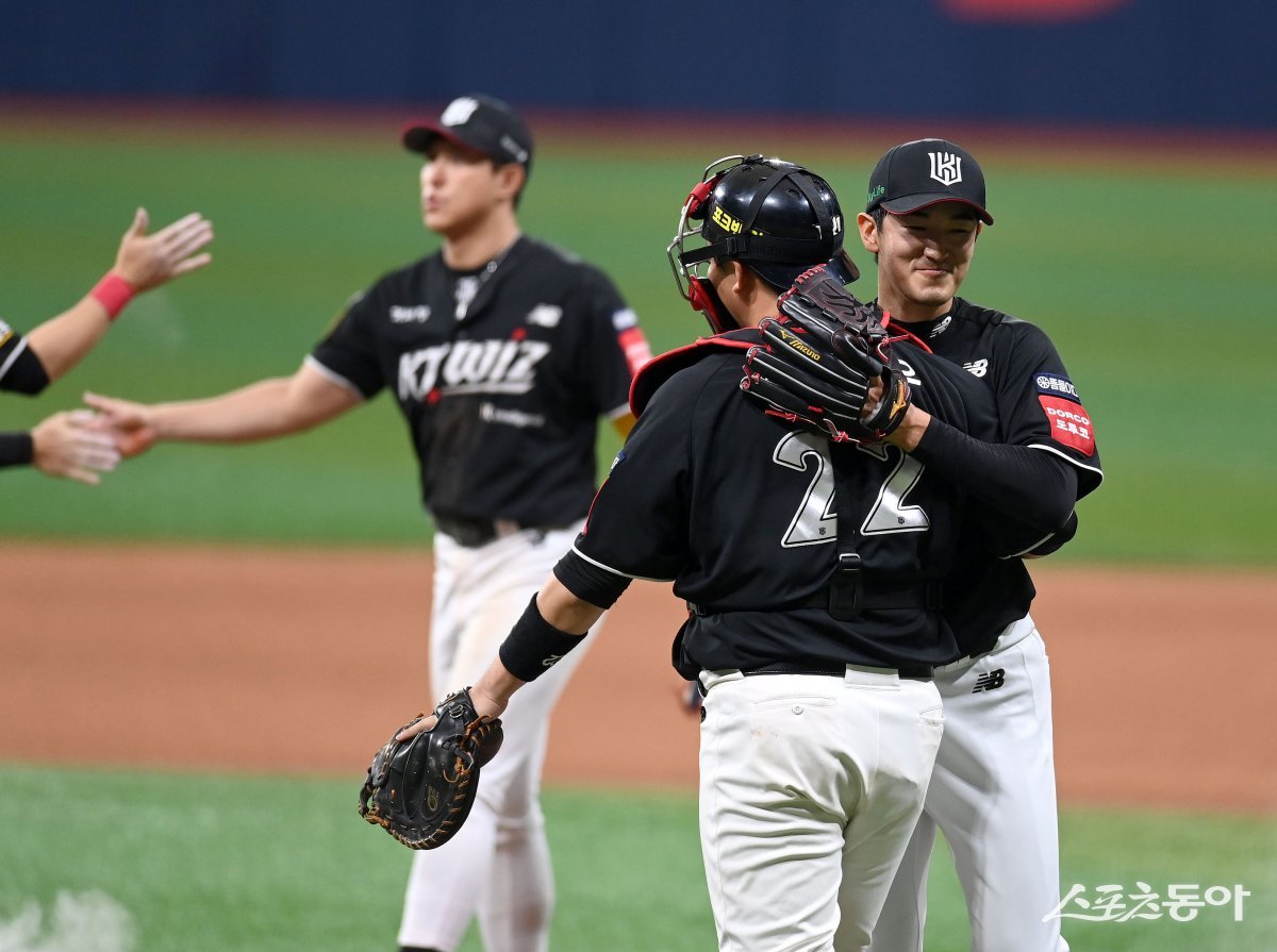 고영표 ‘짜릿한 완봉승’ : MLBPARK