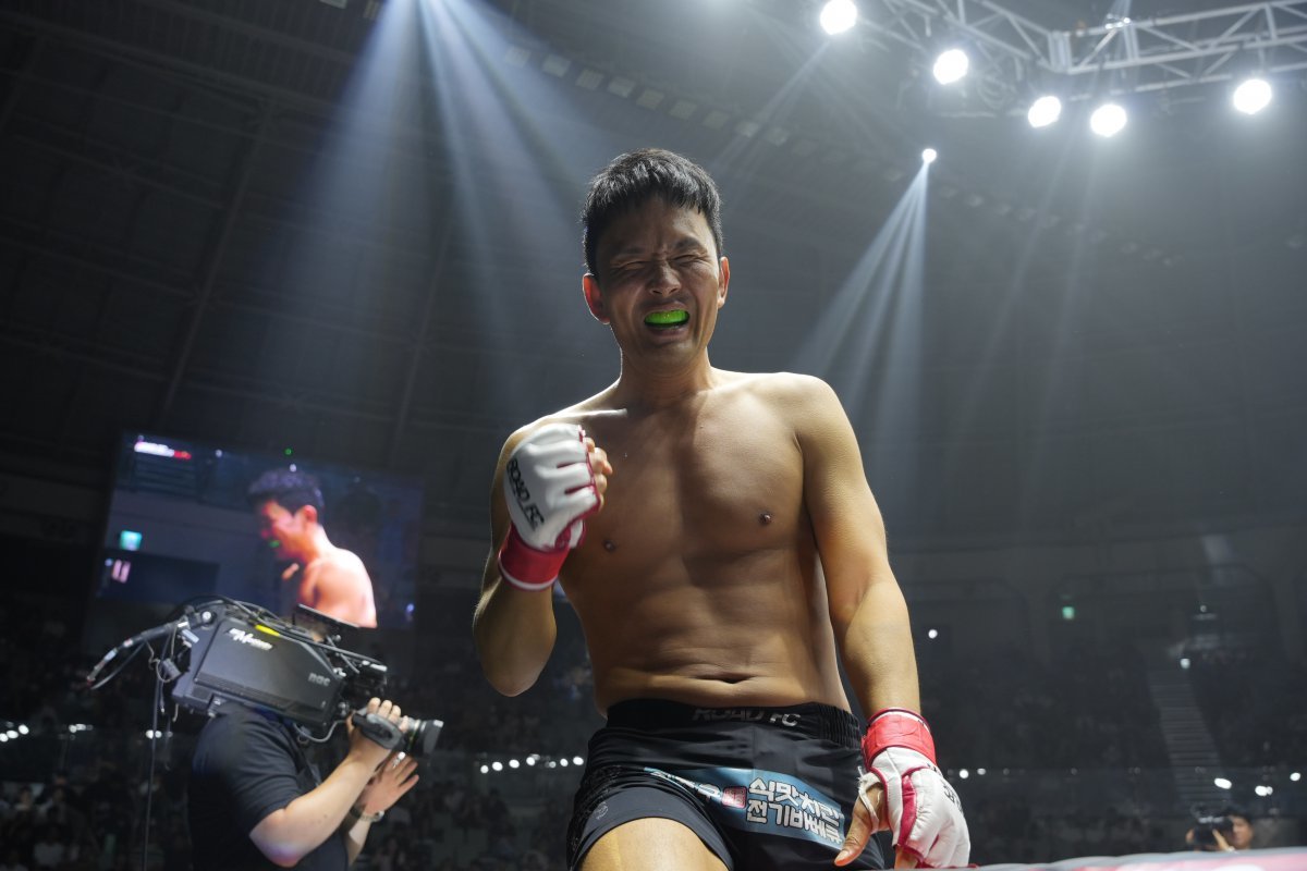 펀치 한 방으로 제압…개그맨 윤형빈, ‘200만 유튜버’ 밴쯔와 로드FC 대결서 TKO 승리｜스포츠동아
