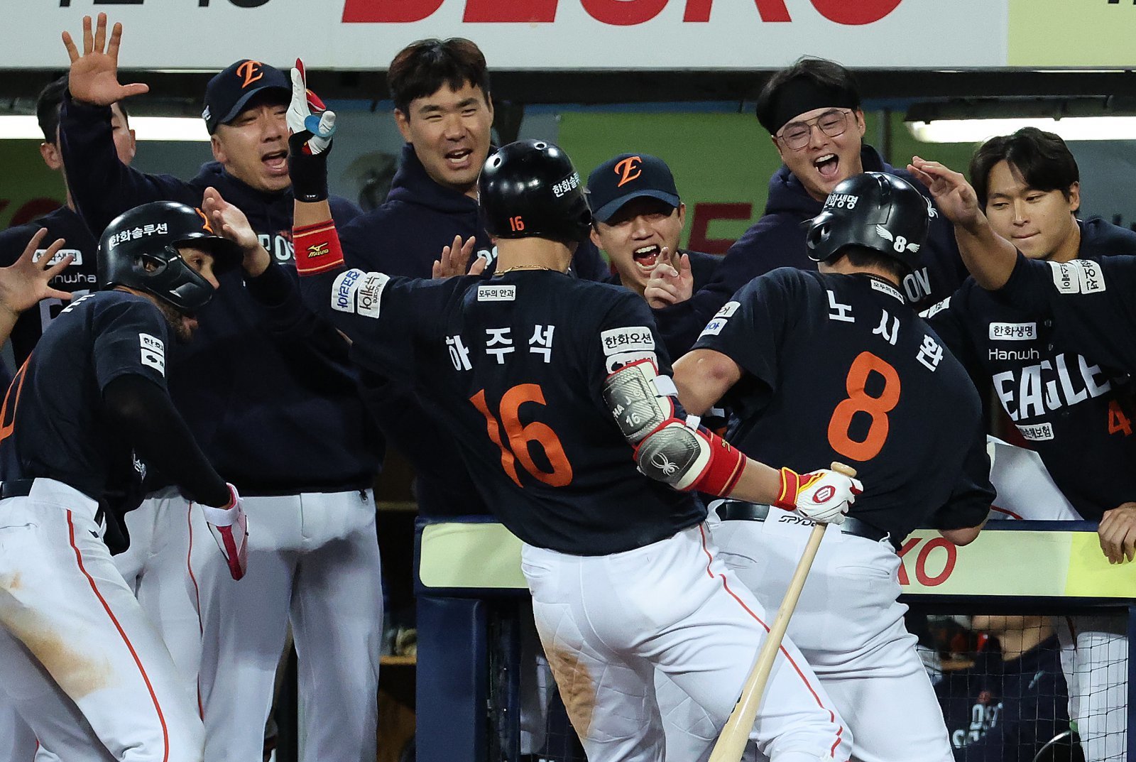 한화, 노시환 5회초 ‘역전 결승포’ 앞세워 PO 3차전 승리…KS까지 1승 남아｜스포츠동아