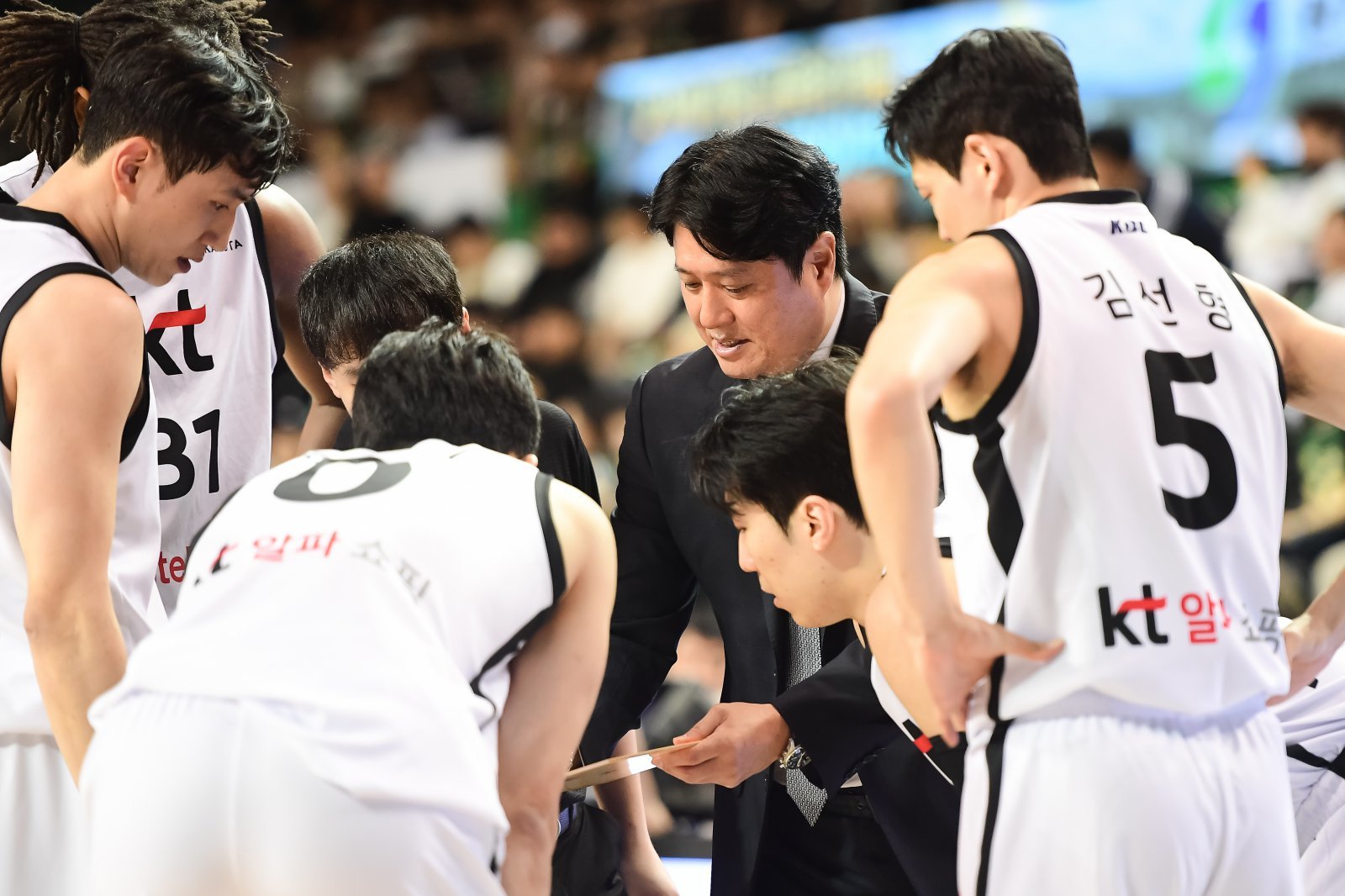 “오늘 내가 실수했다는 생각”…14점 차 역전당할 뻔했다, 문경은 감독 반성 [SD 원주 승장]｜스포츠동아